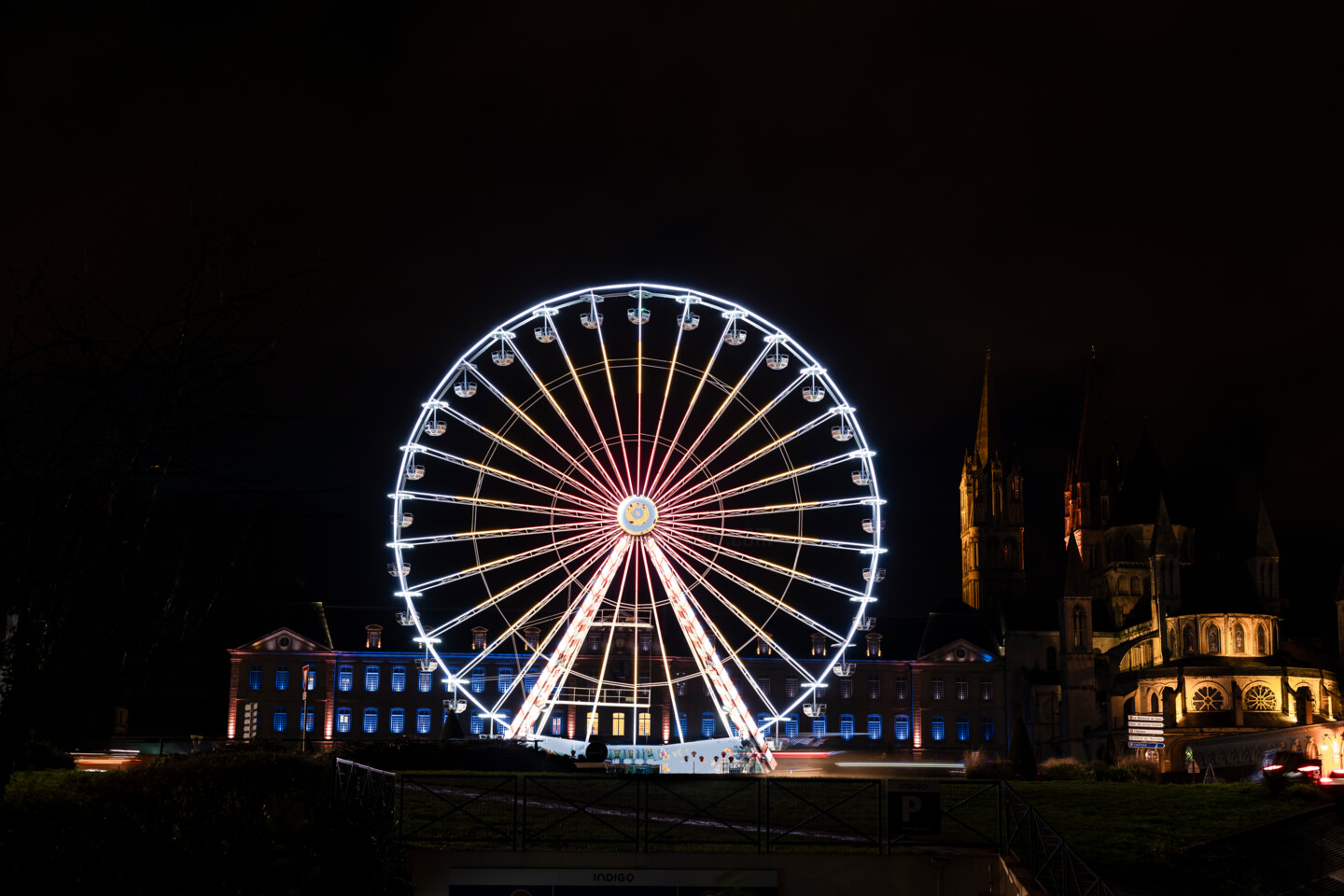 Roue De Lumière À Caen, Photographie par Aurélien Comte | Artmajeur